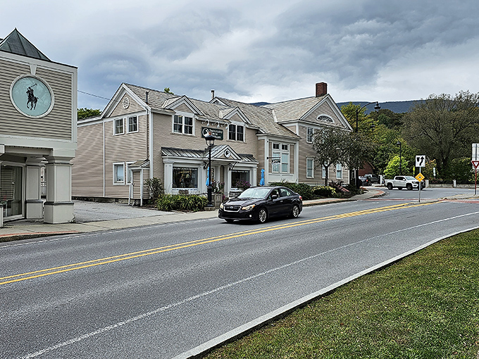New England charm meets high fashion along this picturesque stretch of Manchester Designer Outlets. Who knew bargain hunting could look this quaint?