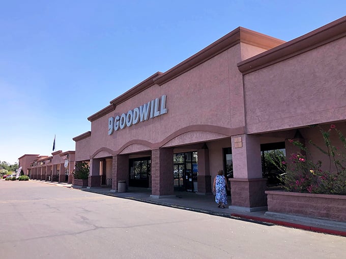The desert sun gleams off this Chandler Goodwill's fa&ccedil;ade like it's saying, "Come on in, your next treasure awaits!"