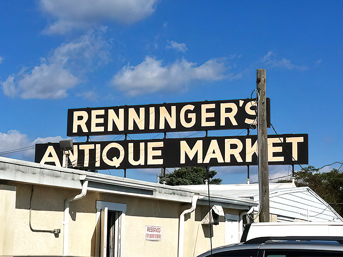 The gateway to treasure hunting! Renninger's iconic sign stands against Pennsylvania's blue sky, promising adventures that won't break the bank.