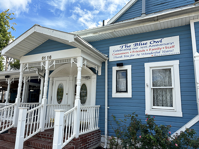 White picket perfection meets small-town charm at this blue clapboard treasure that's been drawing food pilgrims for decades.