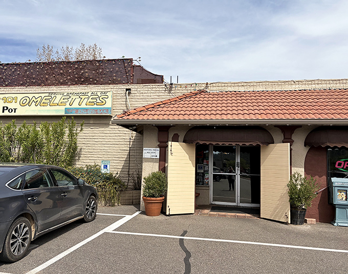 That unassuming exterior on Highway 89A hides one of Sedona's best-kept breakfast secrets inside.