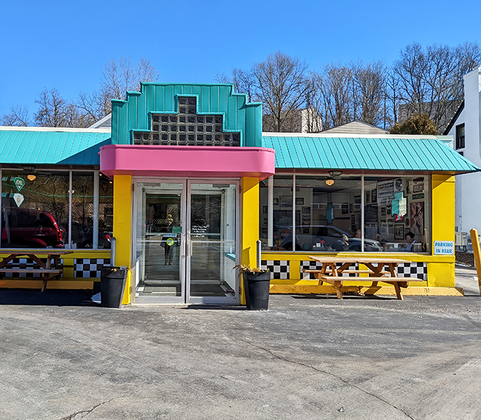 Sunshine yellow meets Miami Vice turquoise in this architectural time capsule. The checkerboard trim and picnic benches invite you to step back into simpler, more delicious times.