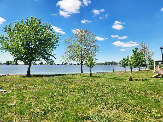 That moment when you realize Missouri's been hiding a 625-acre liquid gem in plain sight.