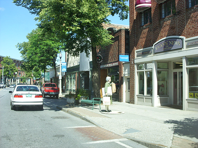 Main Street maintains that rare balance: historic enough to photograph, functional enough to use without feeling like a museum.