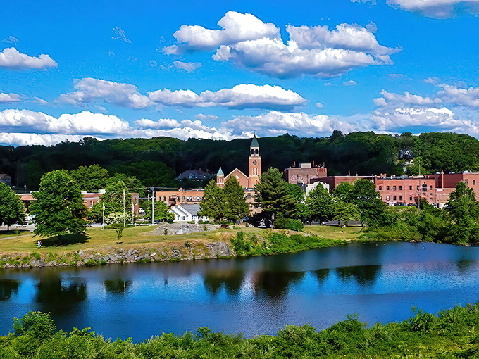 When beauty decides to show off in Connecticut, Putnam becomes the poster child for New England perfection.