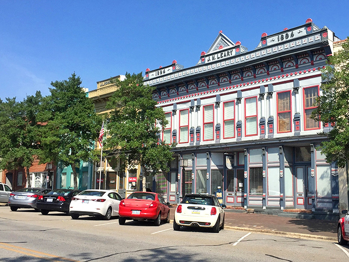 Edenton's historic downtown looks like a movie set where modern cars accidentally wandered in during filming. Pure architectural eye candy!