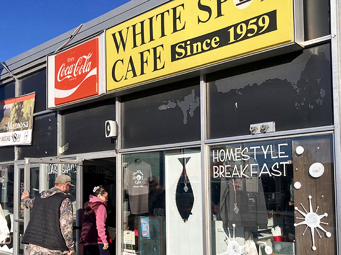 That yellow sign isn't trying to impress anyone &ndash; and that's exactly why it works like a charm.