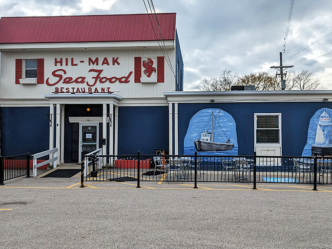 That cheerful red lobster sign and those nautical murals make it impossible to drive past without getting hungry.