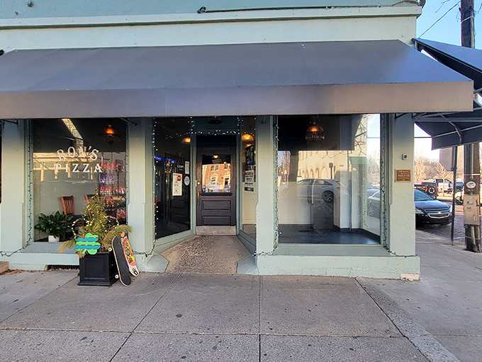 The unassuming storefront of Ron's Pizza in Miamisburg might not stop traffic, but the aromas wafting from inside have been known to make pedestrians do cartoon-like double-takes.
