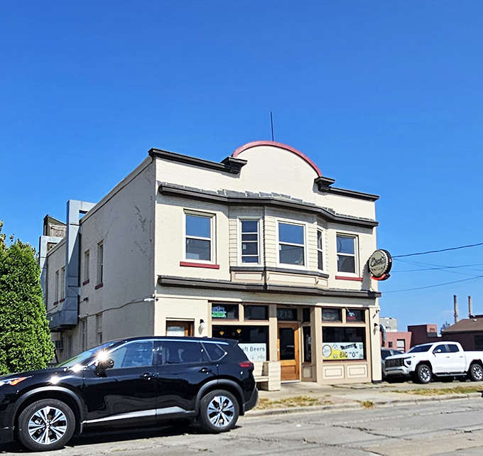 The unassuming white exterior of Oscar's Pub & Grill stands like a culinary fortress, promising treasures within that Milwaukee locals have cherished for years.