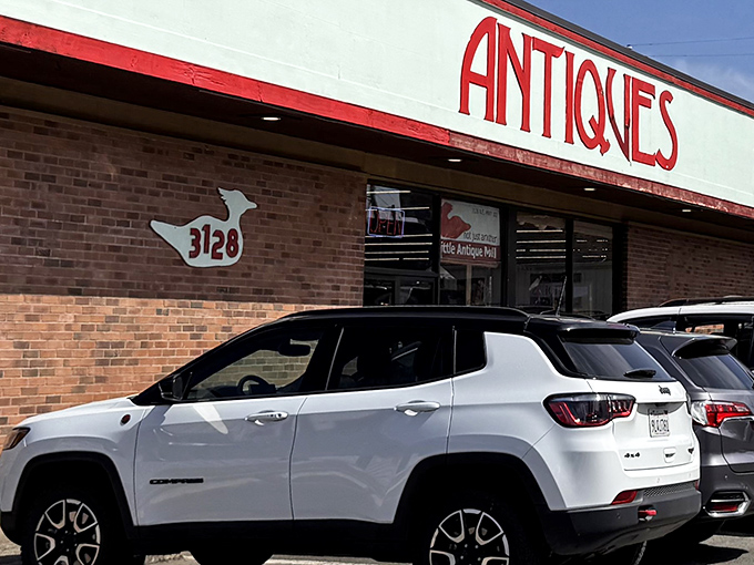 The unassuming brick fa&ccedil;ade of Little Antique Mall in Lincoln City &ndash; like a poker player with a royal flush who isn't showing their cards yet.