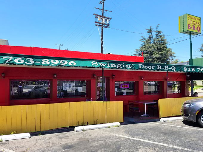 No pretentious design here&mdash;just a straightforward fa&ccedil;ade that says, "We're too busy perfecting our BBQ to worry about trendy d&eacute;cor."