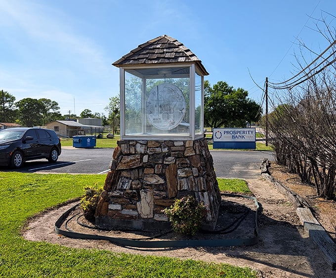 Small town, big sense of humor. This oversized Mercury dime gleams in its glass gazebo, a perfect roadside photo op for numismatists and pun lovers alike.