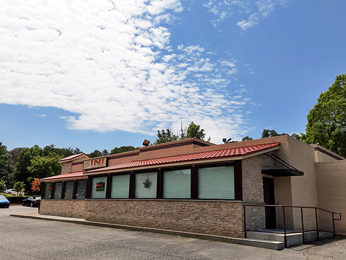 Classic stone facade meets terracotta roof tiles, like a Mediterranean villa decided to become a Georgia diner.