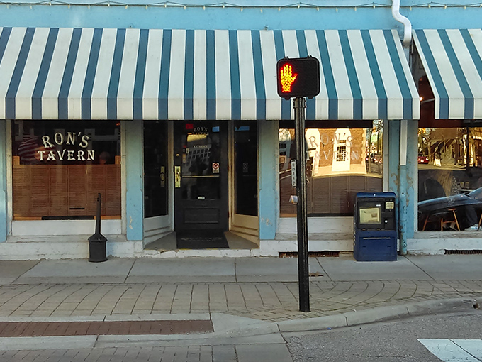 The unassuming storefront of Ron's Pizza in Miamisburg might not stop traffic, but the aromas wafting from inside have been known to make pedestrians do cartoon-like double-takes.