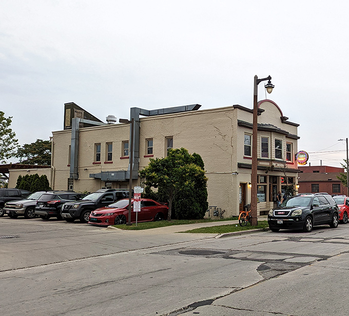 From this angle, Oscar's looks like it could be the setting for a Midwest food pilgrimage story. The curved roofline and vintage charm beckon hungry travelers.
