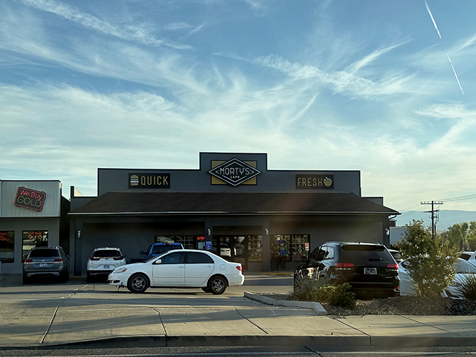 That diamond-shaped sign promises quick and fresh, and spoiler alert: they're not just making empty promises here.