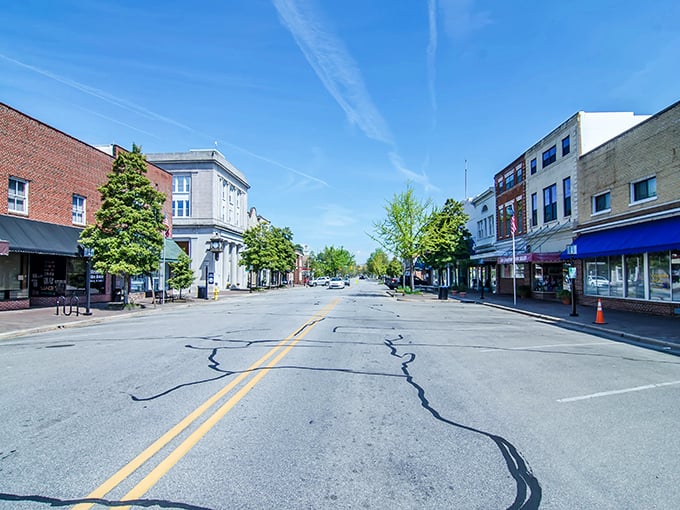 Edenton's historic downtown looks like a movie set where modern cars accidentally wandered in during filming. Pure architectural eye candy!