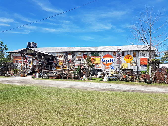 Head out under the sun for a day of browsing and great finds at this friendly, enormous Georgia swap meet!