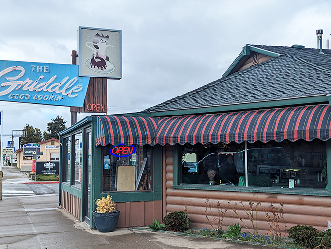 That striped awning and vintage sign aren't lying &ndash; this is where breakfast dreams come true in Winnemucca.