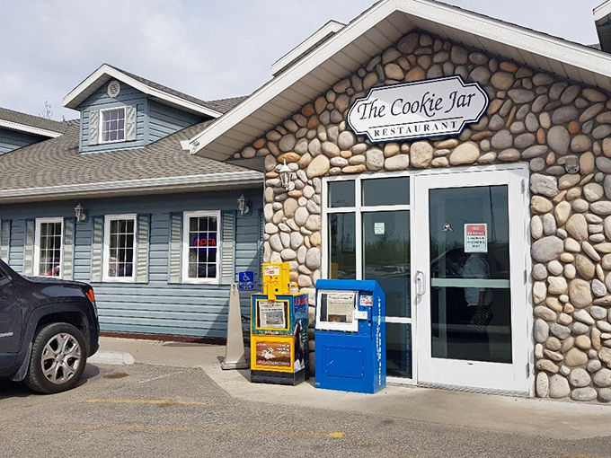The stone facade of The Cookie Jar welcomes hungry travelers like a cozy cabin in the wilderness, promising comfort food that rivals grandma's best efforts.