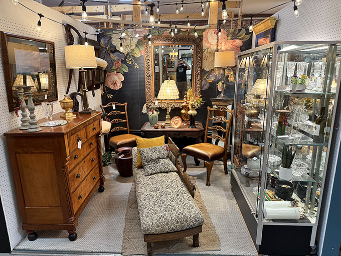 Step into this dealer's booth and you might forget what century you're in. That chaise lounge is practically begging for a dramatic fainting spell.