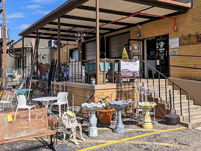 The unassuming exterior of Palmetto Peddlers hides a universe of treasures within, like a time-travel portal disguised as a brick building.