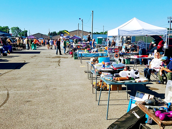 The outdoor market transforms into a bustling bazaar every weekend. Same view, different treasures&mdash;that's the magic formula that keeps bargain seekers coming back for decades.