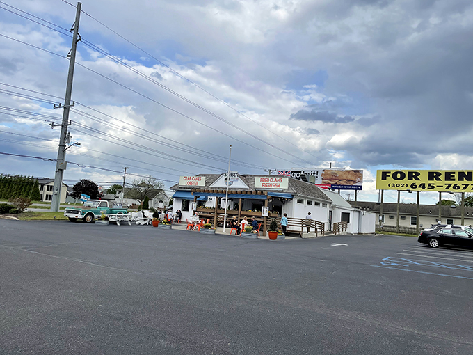The unassuming exterior of Matt's Fish Camp hides culinary treasures within, like finding a pearl in an oyster you weren't even looking for.