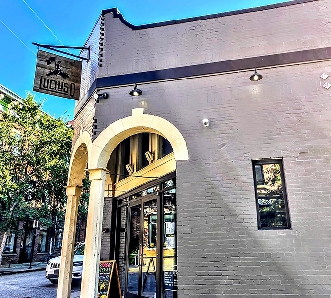 That distinctive archway beckons you inside like a portal to barbecue paradise, minus the harp music.
