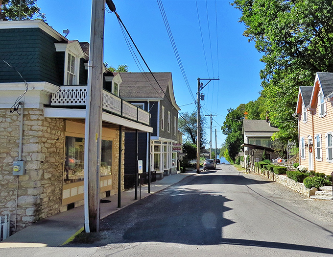 Main Street Elsah looks like a film set where time decided to take a permanent vacation. No Starbucks, no traffic lights, just pure Americana.