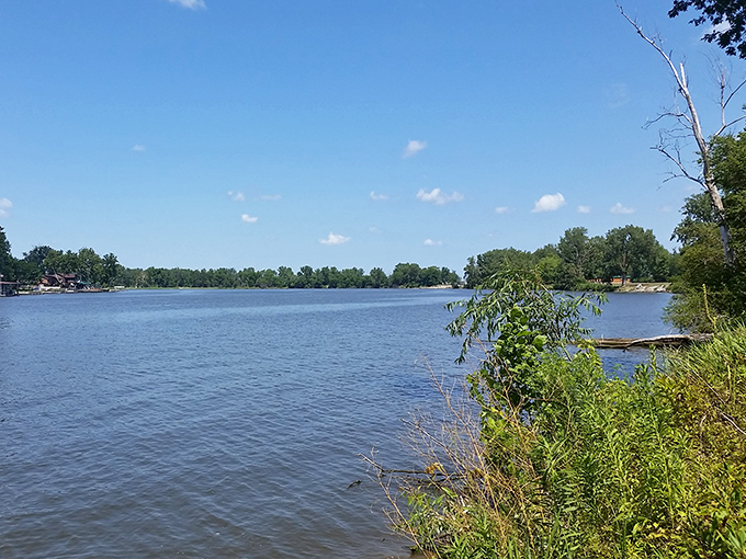That moment when you realize Missouri's been hiding a 625-acre liquid gem in plain sight.