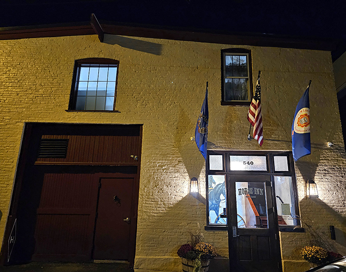 The modest white brick fa&ccedil;ade of Horse Inn glows invitingly at dusk, its fluttering flags marking this Lancaster spot as a hidden embassy of exceptional taste.