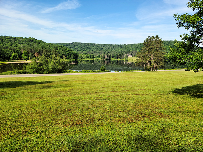 This manicured lawn proves that Mother Nature hired the world's best landscaper for lakeside perfection.