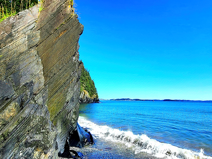 Dramatic cliffs meet pristine waters at Buskin River State Park, where Mother Nature shows off her architectural skills with these magnificent rock formations.