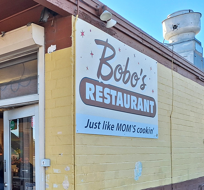 The sunshine-yellow exterior of Bobo's promises comfort food magic with its no-nonsense declaration: "Just like MOM'S cookin'." No fancy frills needed.
