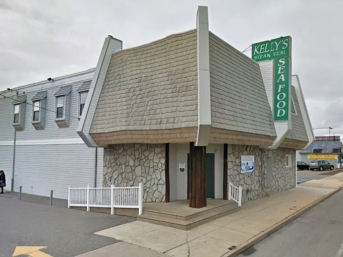 Like a maritime time capsule from the golden age of seafood joints, Kelly's distinctive A-frame exterior promises no-nonsense deliciousness within its stone walls.