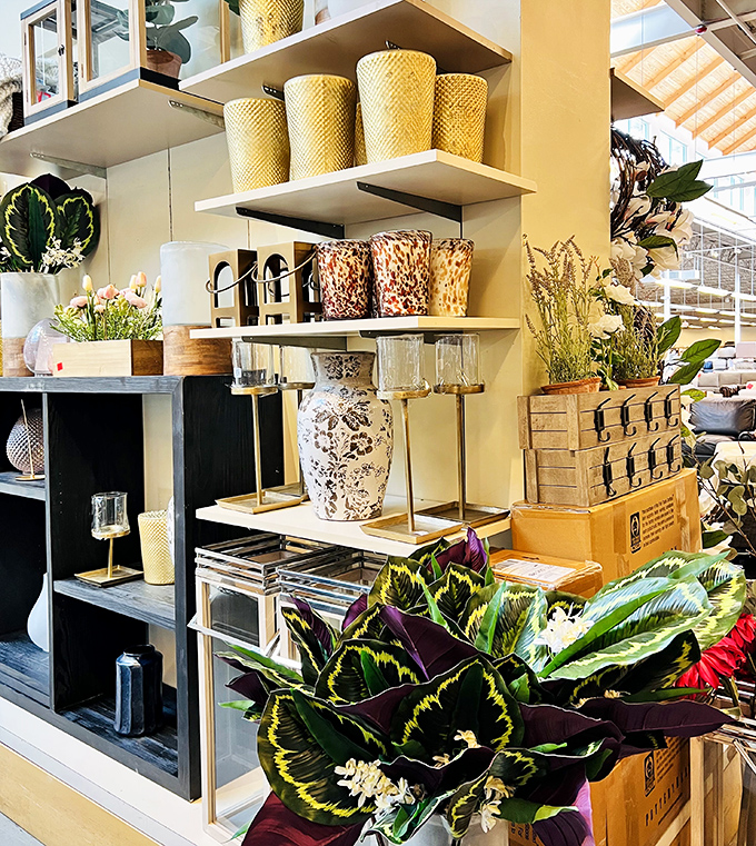 Home d&eacute;cor that transforms "just browsing" into "need this immediately" with artful arrangements that belong in a magazine spread.