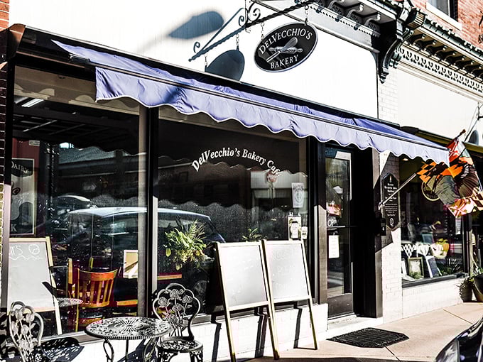 Del Vecchio's Bakery tempts passersby with promises of carbohydrate heaven. Those empty sidewalk tables won't stay that way for long.