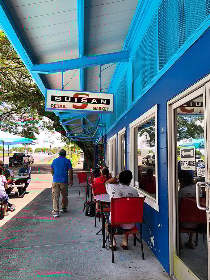Outdoor seating where strangers become friends, united by the universal language of "mmmmm."