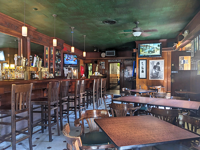 No designer lighting or uncomfortable art chairs here&mdash;just honest tables where generations of Philadelphians have solved the world's problems over sandwiches.