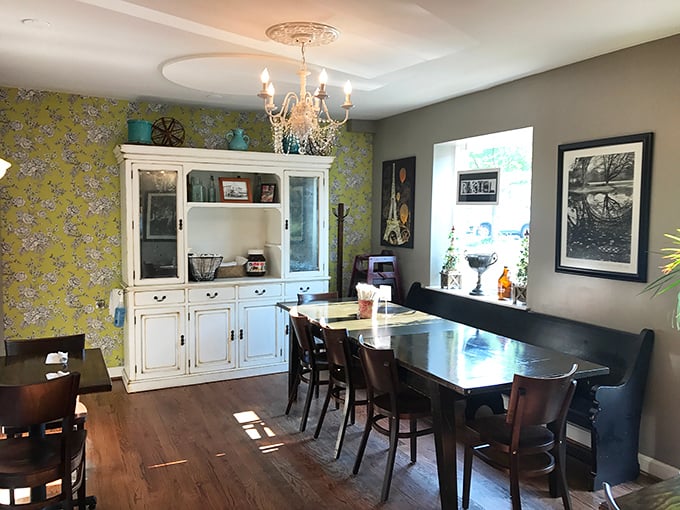 Chandeliers and comfort food&mdash;an unexpected pairing that works. This dining area blends vintage charm with modern sensibilities.