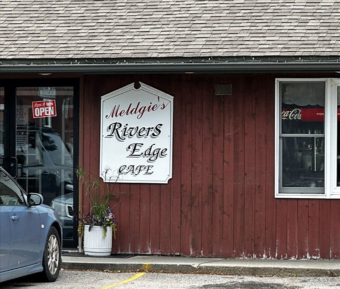 River's Edge Cafe sits right where it should be&mdash;close to the water and ready to feed hungry souls. 