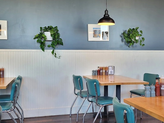 Simple d&eacute;cor lets the food be the star. Those hanging plants have witnessed countless "Oh my goodness" moments from first-time visitors.