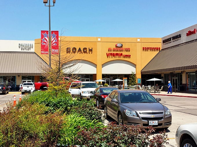 The thoughtfully landscaped parking areas make even arrival and departure part of the Tanger experience. Note the Missouri and Arkansas plates in peaceful shopping harmony.
