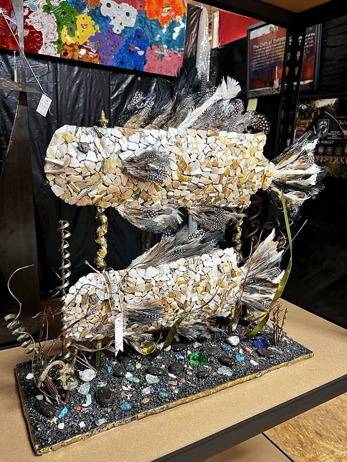 Someone turned ordinary seashells into extraordinary fish sculptures, proving creativity swims in the most unexpected places.