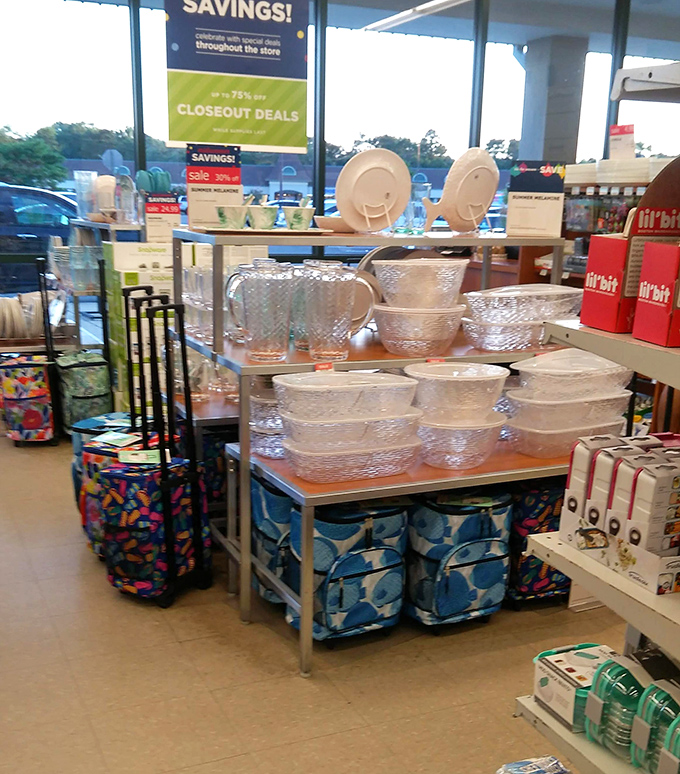 Kitchen storage solutions that'll make you believe this is finally the year you get your life together and organize that chaotic cabinet situation.