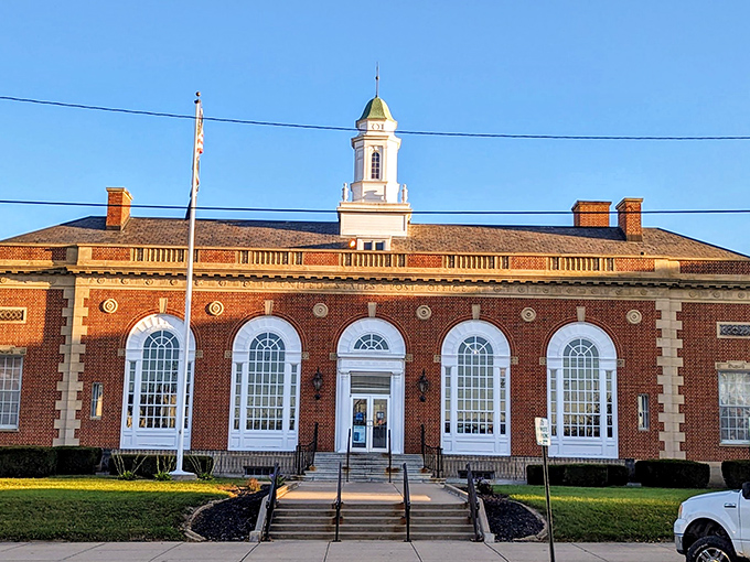 Even the post office maintains that classic architectural dignity, unlike those soulless metal boxes replacing everything nowadays everywhere else.