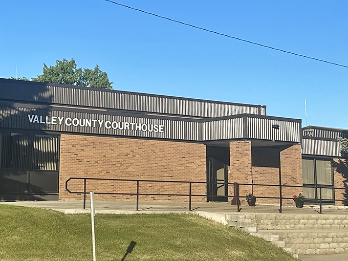 The Valley County Courthouse keeps bureaucracy surprisingly stylish with its clean lines and no-nonsense midcentury design.