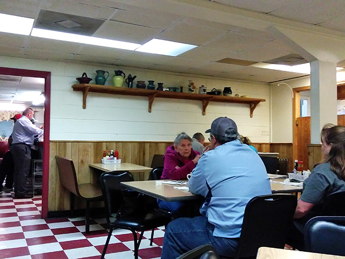 Local pottery adorns the walls while regulars exchange news over breakfast. In the age of digital connection, this is refreshingly analog.